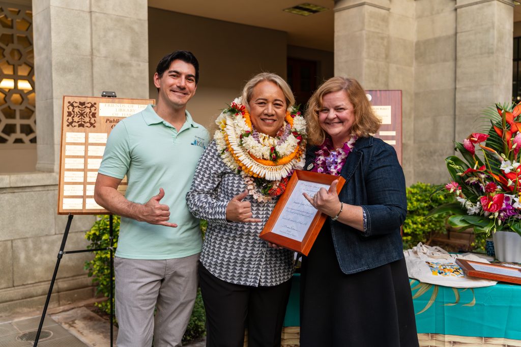 Friends of the Library of Hawai‘i honors State Sen. Lynn DeCoite with ...